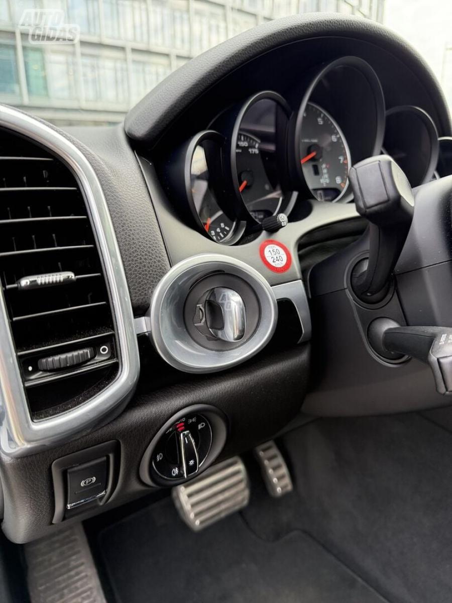 Balts Porsche Cayenne 2016 Viļņa, ar dzinēja tilpumu 3.60 L un nobraukumu 290 tūkst. km par 19900 €, foto 28 vietnē AUTOMOTO.COM.LV