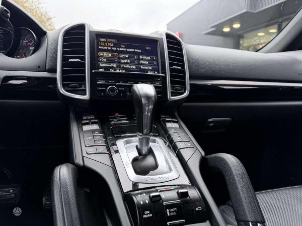 Porsche Cayenne 2016 Kauņa vietnē Balts Porsche Cayenne 2016 Kauņa, ar dzinēja tilpumu 3.60 L un nobraukumu 120 tūkst. km par 19500 €, foto 9 vietnē AUTOMOTO.COM.LV