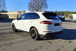 White Porsche Cayenne 2017 in Kaunas, with an engine capacity of 2.97 L and mileage of 240 thousand km for 22800 €, photo 2 on AUTOMOTO.COM.LV