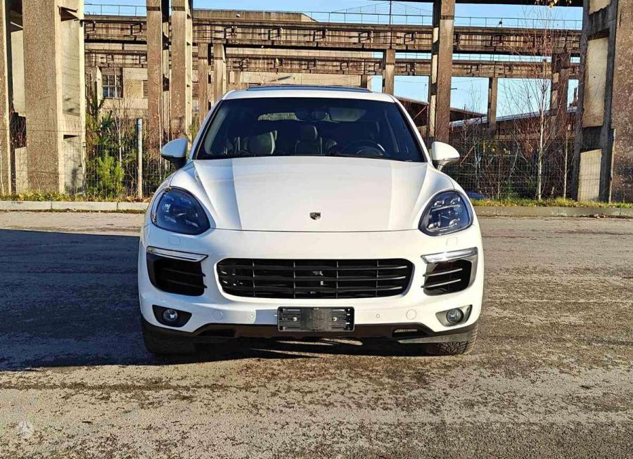 White Porsche Cayenne 2017 in Kaunas, with an engine capacity of 2.97 L and mileage of 240 thousand km for 22800 €, photo 3 on AUTOMOTO.COM.LV
