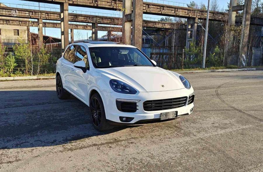White Porsche Cayenne 2017 in Kaunas, with an engine capacity of 2.97 L and mileage of 240 thousand km for 22800 €, photo 4 on AUTOMOTO.COM.LV
