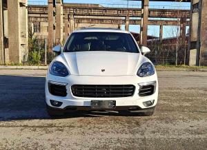 White Porsche Cayenne 2017 in Kaunas, with an engine capacity of 0.00 L and mileage of 2 thousand km for 22800 €, photo  on AUTOMOTO.COM.LV