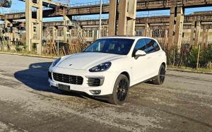 White Porsche Cayenne 2017 in Kaunas, with an engine capacity of 0.00 L and mileage of 2 thousand km for 22800 €, photo 3 on AUTOMOTO.COM.LV