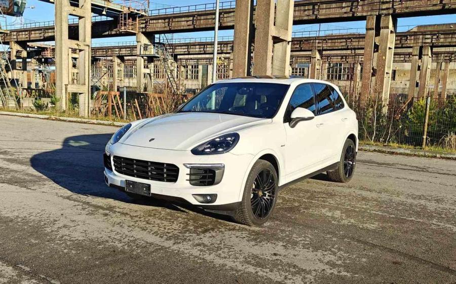 White Porsche Cayenne 2017 in Kaunas, with an engine capacity of 0.00 L and mileage of 2 thousand km for 22800 €, photo 3 on AUTOMOTO.COM.LV