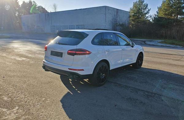 White Porsche Cayenne 2017 in Kaunas, with an engine capacity of 2.97 L and mileage of 240 thousand km for 22800 €, photo 10 on AUTOMOTO.COM.LV