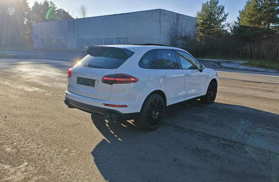 Balts Porsche Cayenne 2017 Kauņa, ar dzinēja tilpumu 2.97 L un nobraukumu 240 tūkst. km par 22800 €, foto 10 vietnē AUTOMOTO.COM.LV