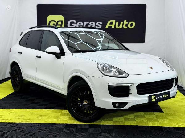 White Porsche Cayenne 2017 in Vilnius, with an engine capacity of 3.60 L and mileage of 152 thousand km for 24990 €, photo 3 on AUTOMOTO.COM.LV