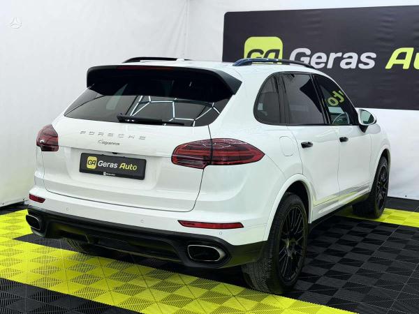 White Porsche Cayenne 2017 in Vilnius, with an engine capacity of 3.60 L and mileage of 152 thousand km for 24990 €, photo 4 on AUTOMOTO.COM.LV