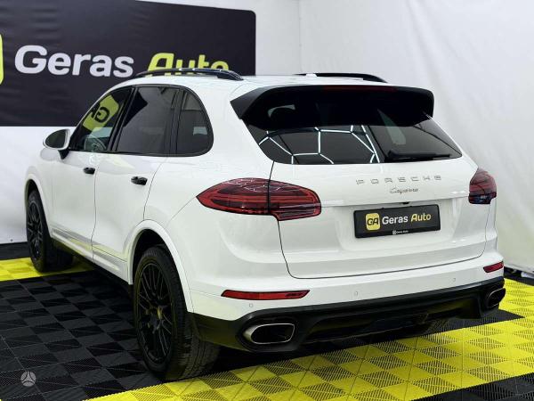 White Porsche Cayenne 2017 in Vilnius, with an engine capacity of 3.60 L and mileage of 152 thousand km for 24990 €, photo 6 on AUTOMOTO.COM.LV