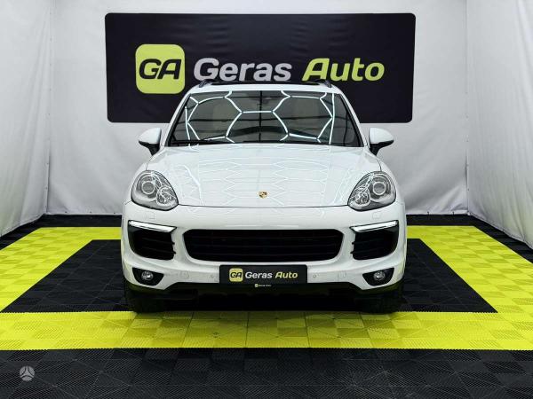 White Porsche Cayenne 2017 in Vilnius, with an engine capacity of 3.60 L and mileage of 152 thousand km for 24990 €, photo 7 on AUTOMOTO.COM.LV