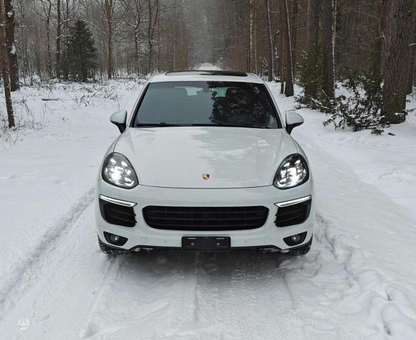 Balts Porsche Cayenne 2017 Jurbarkas, ar dzinēja tilpumu 2.97 L un nobraukumu 246 tūkst. km par 22600 €, foto 1 vietnē AUTOMOTO.COM.LV