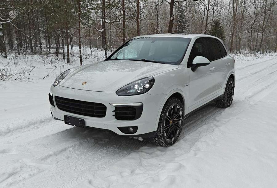 White Porsche Cayenne 2017 in Jurbarkas, with an engine capacity of 2.97 L and mileage of 246 thousand km for 22600 €, photo 2 on AUTOMOTO.COM.LV