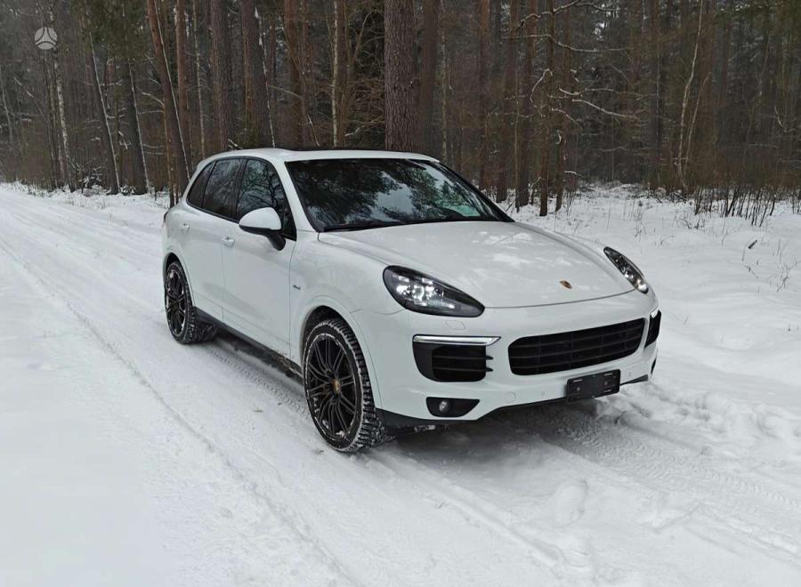 White Porsche Cayenne 2017 in Jurbarkas, with an engine capacity of 2.97 L and mileage of 246 thousand km for 22600 €, photo 3 on AUTOMOTO.COM.LV