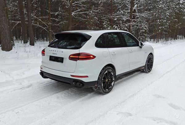 Balts Porsche Cayenne 2017 Jurbarkas, ar dzinēja tilpumu 2.97 L un nobraukumu 246 tūkst. km par 22600 €, foto 4 vietnē AUTOMOTO.COM.LV
