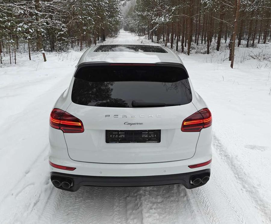 White Porsche Cayenne 2017 in Jurbarkas, with an engine capacity of 2.97 L and mileage of 246 thousand km for 22600 €, photo 5 on AUTOMOTO.COM.LV