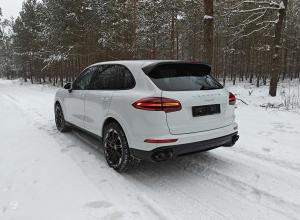 White Porsche Cayenne 2017 in Jurbarkas, with an engine capacity of 2.97 L and mileage of 246 thousand km for 22600 €, photo 6 on AUTOMOTO.COM.LV