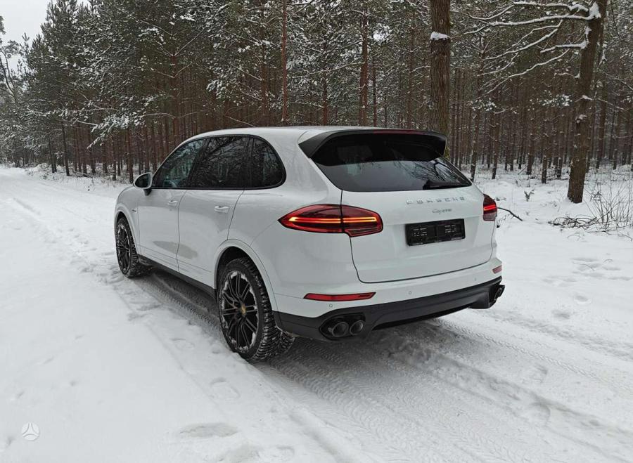 White Porsche Cayenne 2017 in Jurbarkas, with an engine capacity of 2.97 L and mileage of 246 thousand km for 22600 €, photo 6 on AUTOMOTO.COM.LV