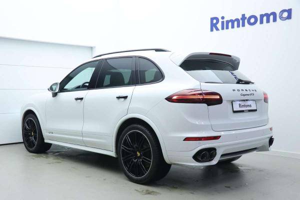 White Porsche Cayenne 2017 in Vilnius, with an engine capacity of 3.60 L and mileage of 70 thousand km for 38990 €, photo 2 on AUTOMOTO.COM.LV