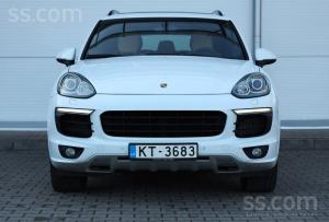White Porsche Cayenne 2017 in Riga, with an engine capacity of 3.00 L and mileage of 0 thousand km for 19995 €, photo 4 on AUTOMOTO.COM.LV