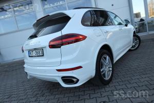 White Porsche Cayenne 2017 in Riga, with an engine capacity of 3.00 L and mileage of 0 thousand km for 19995 €, photo 8 on AUTOMOTO.COM.LV