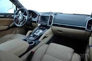 White Porsche Cayenne 2017 in Riga, with an engine capacity of 3.00 L and mileage of 0 thousand km for 19995 €, photo 15 on AUTOMOTO.COM.LV