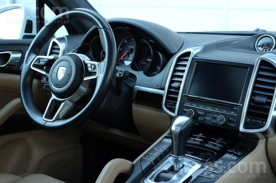 White Porsche Cayenne 2017 in Riga, with an engine capacity of 3.00 L and mileage of 0 thousand km for 19995 €, photo 16 on AUTOMOTO.COM.LV