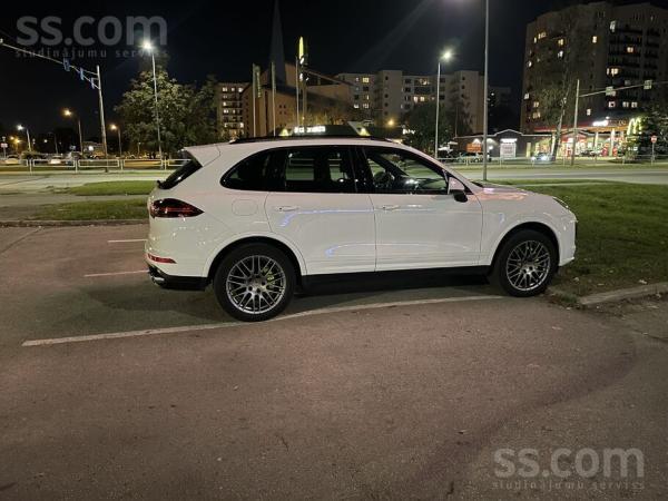 White Porsche Cayenne 2017 in Riga, with an engine capacity of 3.00 L and mileage of 43 thousand km for 43399 €, photo 1 on AUTOMOTO.COM.LV