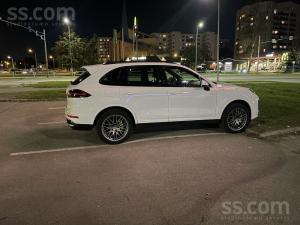 White Porsche Cayenne 2017 in Riga, with an engine capacity of 3.00 L and mileage of 43 thousand km for 43399 €, photo  on AUTOMOTO.COM.LV