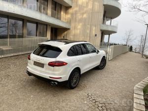 White Porsche Cayenne 2017 in Riga, with an engine capacity of 3.00 L and mileage of 43 thousand km for 43399 €, photo 3 on AUTOMOTO.COM.LV