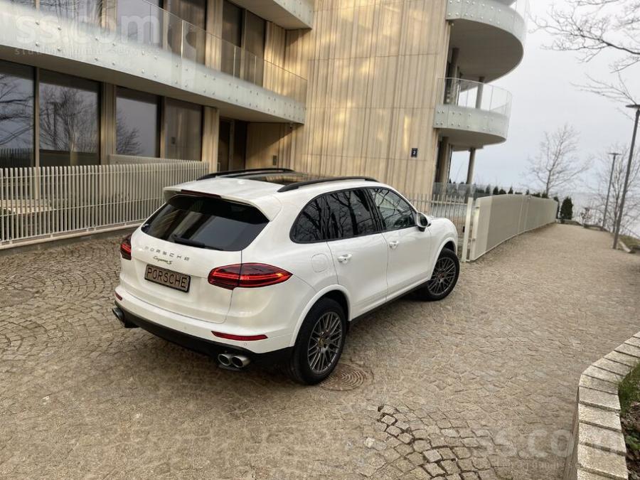 White Porsche Cayenne 2017 in Riga, with an engine capacity of 3.00 L and mileage of 43 thousand km for 43399 €, photo 3 on AUTOMOTO.COM.LV
