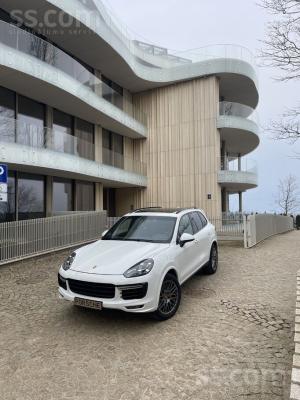 White Porsche Cayenne 2017 in Riga, with an engine capacity of 3.00 L and mileage of 43 thousand km for 43399 €, photo 4 on AUTOMOTO.COM.LV