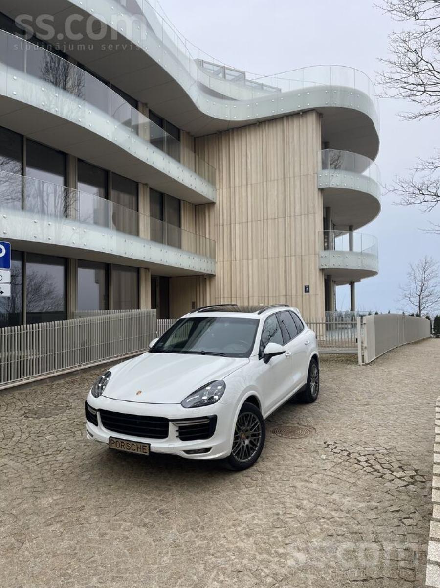 White Porsche Cayenne 2017 in Riga, with an engine capacity of 3.00 L and mileage of 43 thousand km for 43399 €, photo 4 on AUTOMOTO.COM.LV