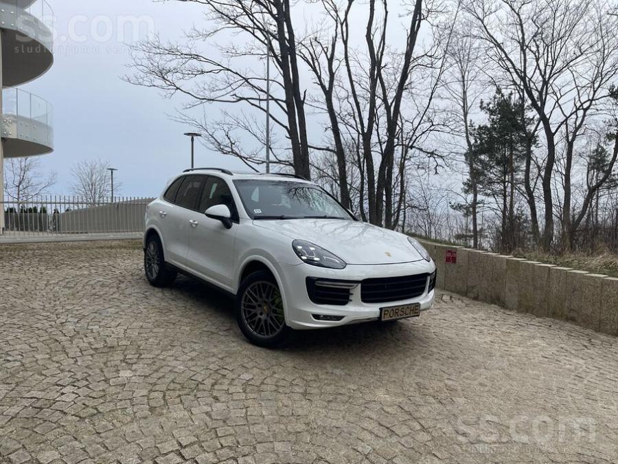 White Porsche Cayenne 2017 in Riga, with an engine capacity of 3.00 L and mileage of 43 thousand km for 43399 €, photo 5 on AUTOMOTO.COM.LV