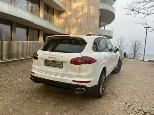 White Porsche Cayenne 2017 in Riga, with an engine capacity of 3.00 L and mileage of 43 thousand km for 43399 €, photo 6 on AUTOMOTO.COM.LV
