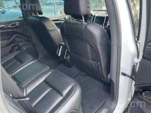 White Porsche Cayenne 2017 in Riga, with an engine capacity of 3.00 L and mileage of 43 thousand km for 43399 €, photo 8 on AUTOMOTO.COM.LV
