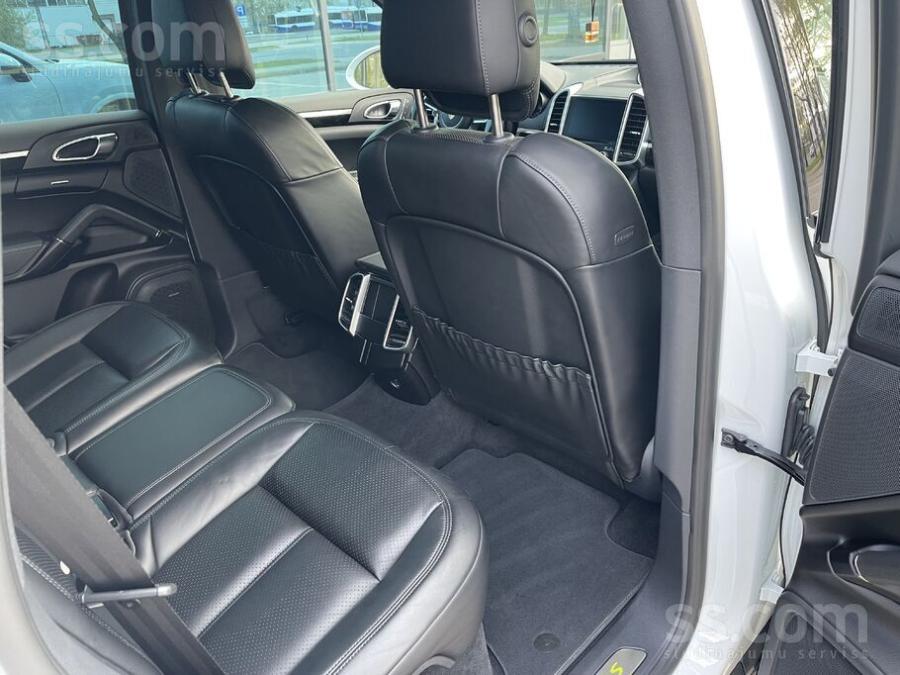 White Porsche Cayenne 2017 in Riga, with an engine capacity of 3.00 L and mileage of 43 thousand km for 43399 €, photo 8 on AUTOMOTO.COM.LV