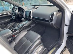 White Porsche Cayenne 2017 in Riga, with an engine capacity of 3.00 L and mileage of 43 thousand km for 43399 €, photo 9 on AUTOMOTO.COM.LV