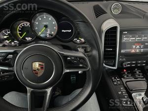 White Porsche Cayenne 2017 in Riga, with an engine capacity of 3.00 L and mileage of 43 thousand km for 43399 €, photo 14 on AUTOMOTO.COM.LV