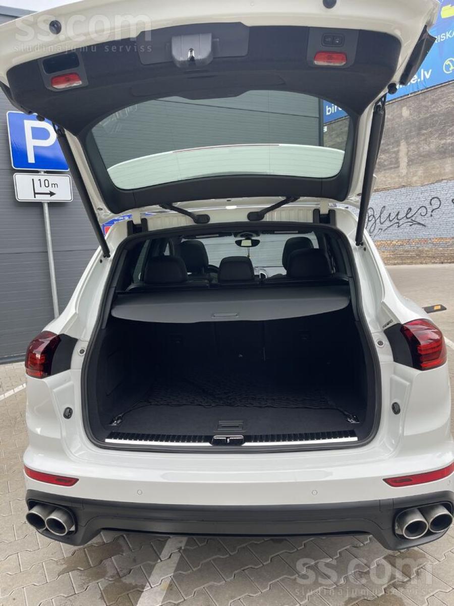White Porsche Cayenne 2017 in Riga, with an engine capacity of 3.00 L and mileage of 43 thousand km for 43399 €, photo 15 on AUTOMOTO.COM.LV