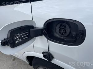 White Porsche Cayenne 2017 in Riga, with an engine capacity of 3.00 L and mileage of 43 thousand km for 43399 €, photo 16 on AUTOMOTO.COM.LV