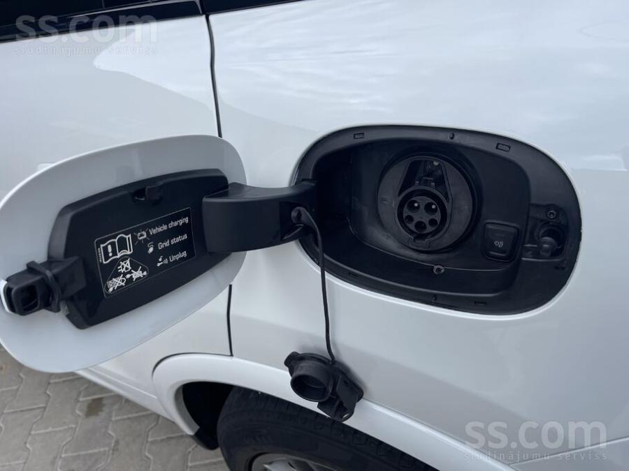 White Porsche Cayenne 2017 in Riga, with an engine capacity of 3.00 L and mileage of 43 thousand km for 43399 €, photo 16 on AUTOMOTO.COM.LV