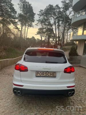 White Porsche Cayenne 2017 in Riga, with an engine capacity of 3.00 L and mileage of 43 thousand km for 43399 €, photo 19 on AUTOMOTO.COM.LV