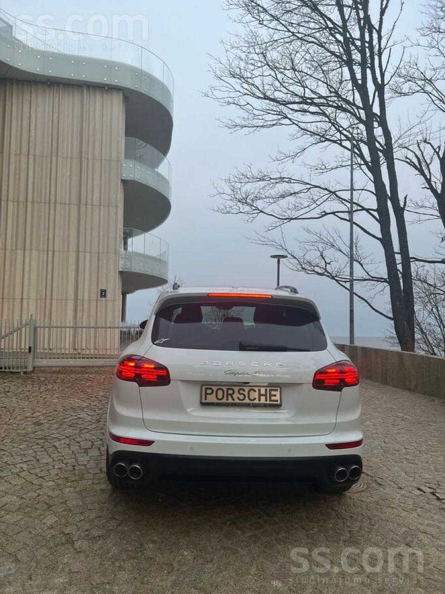 White Porsche Cayenne 2017 in Riga, with an engine capacity of 3.00 L and mileage of 43 thousand km for 43399 €, photo 20 on AUTOMOTO.COM.LV