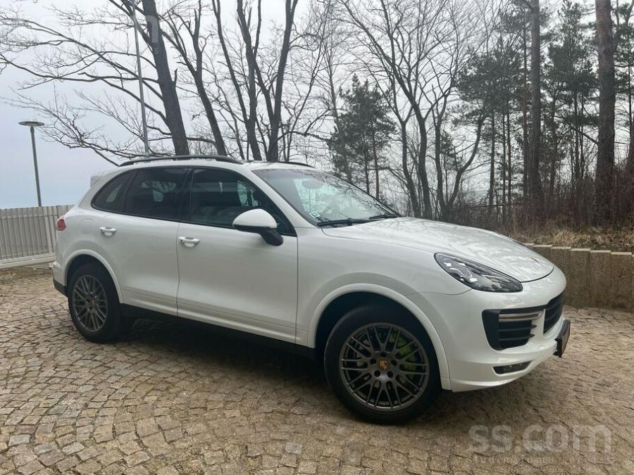 White Porsche Cayenne 2017 in Riga, with an engine capacity of 3.00 L and mileage of 43 thousand km for 43399 €, photo 24 on AUTOMOTO.COM.LV