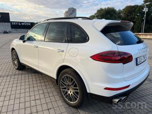 White Porsche Cayenne 2017 in Riga, with an engine capacity of 3.00 L and mileage of 43 thousand km for 43399 €, photo 25 on AUTOMOTO.COM.LV