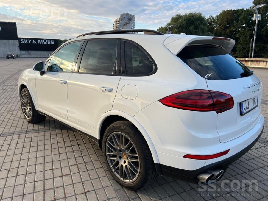 White Porsche Cayenne 2017 in Riga, with an engine capacity of 3.00 L and mileage of 43 thousand km for 43399 €, photo 25 on AUTOMOTO.COM.LV