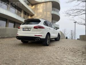 White Porsche Cayenne 2017 in Riga, with an engine capacity of 3.00 L and mileage of 43 thousand km for 43399 €, photo 26 on AUTOMOTO.COM.LV