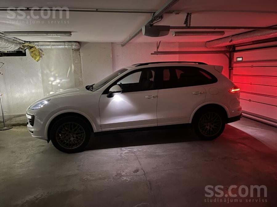 White Porsche Cayenne 2017 in Riga, with an engine capacity of 3.00 L and mileage of 43 thousand km for 43399 €, photo 27 on AUTOMOTO.COM.LV