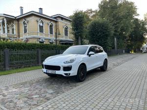 White Porsche Cayenne 2017 in Liepaja, with an engine capacity of 3.00 L and mileage of 170 thousand km for 36999 €, photo  on AUTOMOTO.COM.LV