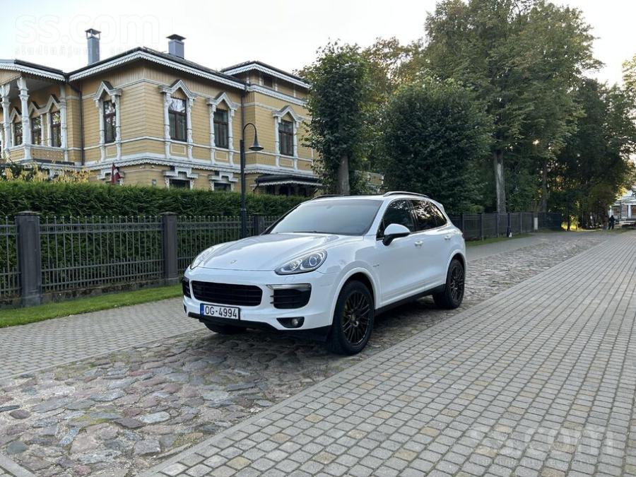 White Porsche Cayenne 2017 in Liepaja, with an engine capacity of 3.00 L and mileage of 170 thousand km for 36999 €, photo 1 on AUTOMOTO.COM.LV